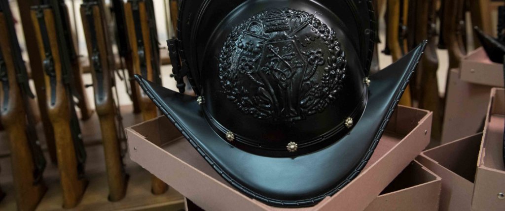 Swiss Guard replaces metal helmets with 3D-printed plastic headgear ...