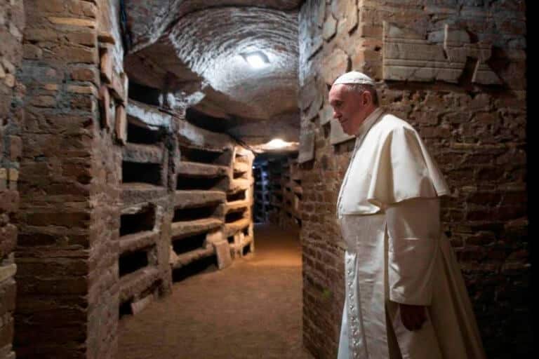 Celebrating Mass in catacombs, pope recalls all persecuted Christians ...